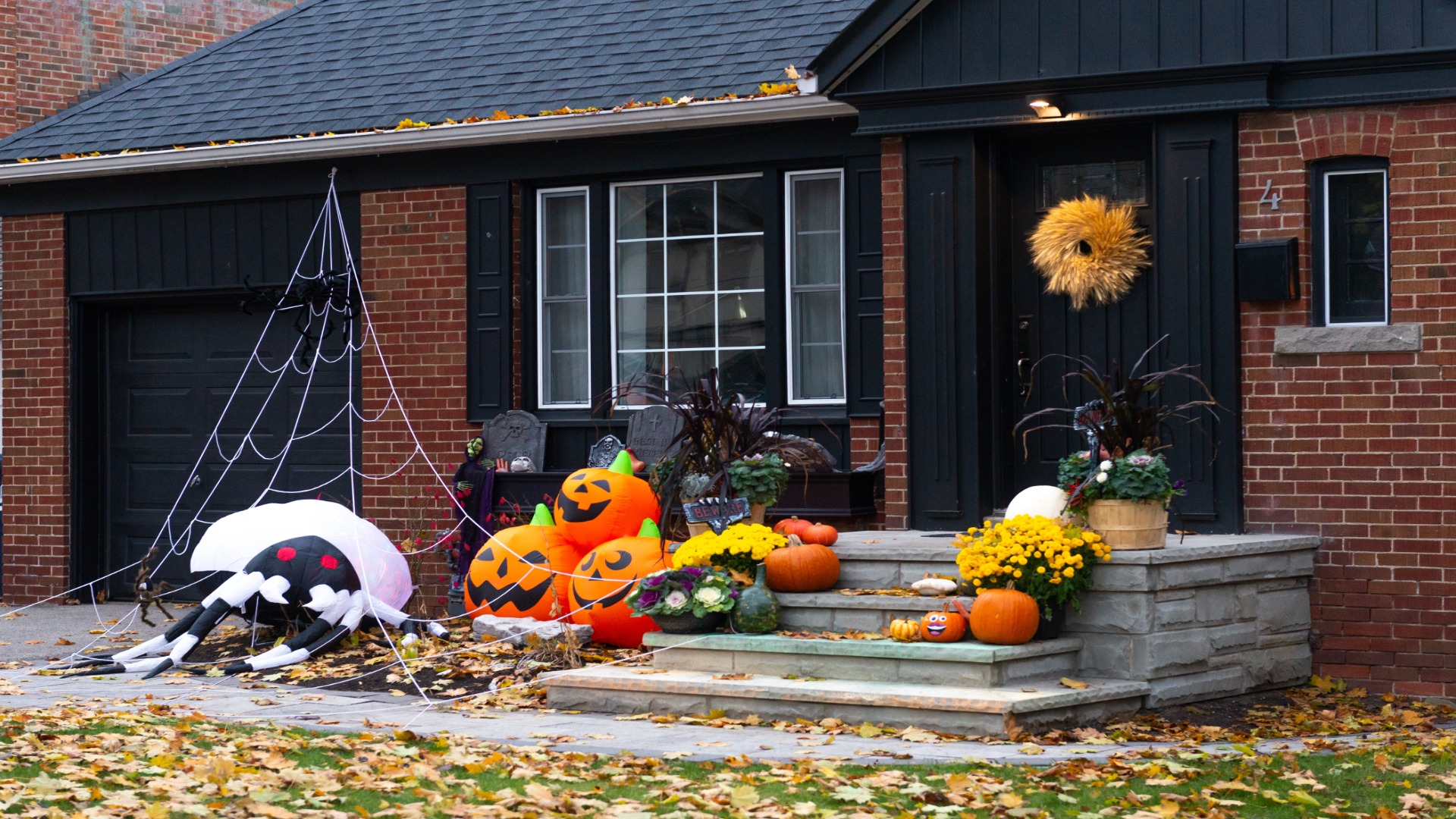Halloween Decoration Ideas That Could Reuse Household Materials