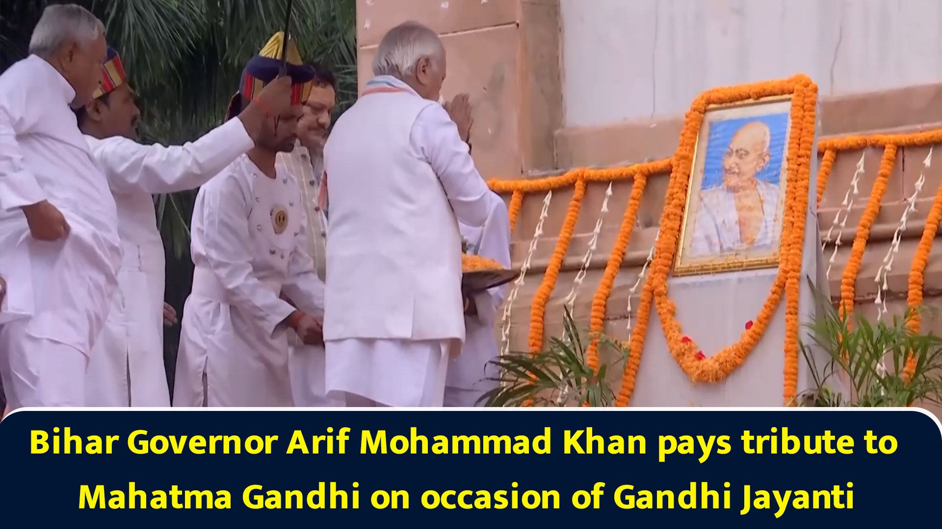 Bihar Governor Arif Mohammad Khan pays tribute to Mahatma Gandhi on ...