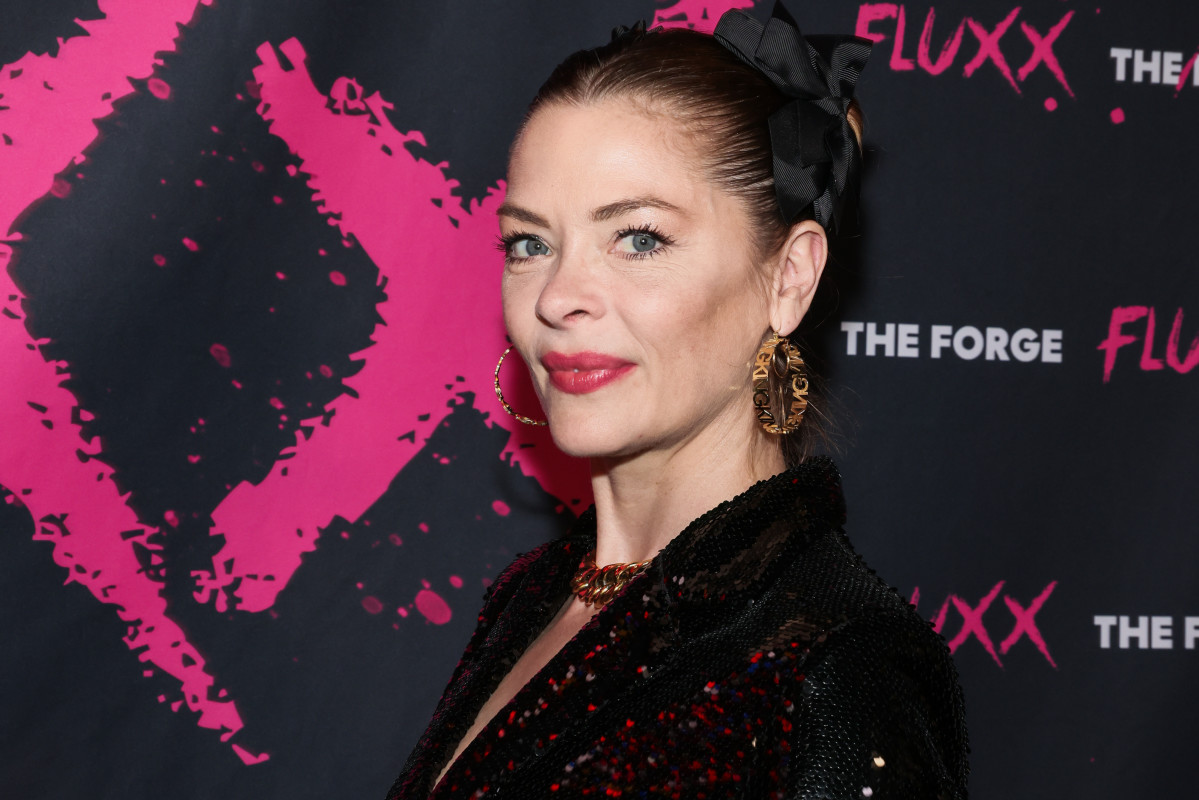 Popular Sitcom Actress, 46, Reveals Autism Diagnosis in New Podcast ...