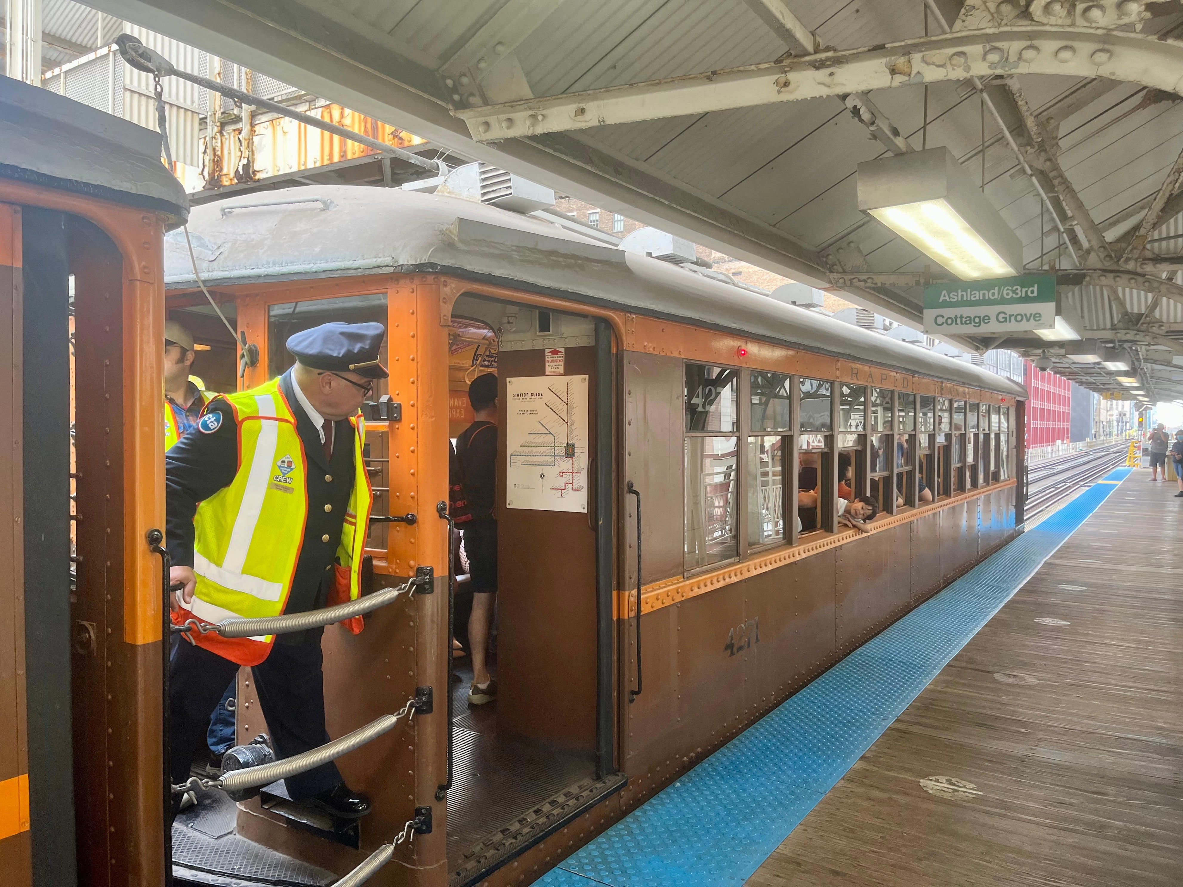 1920s-era CTA train travels through Chicago