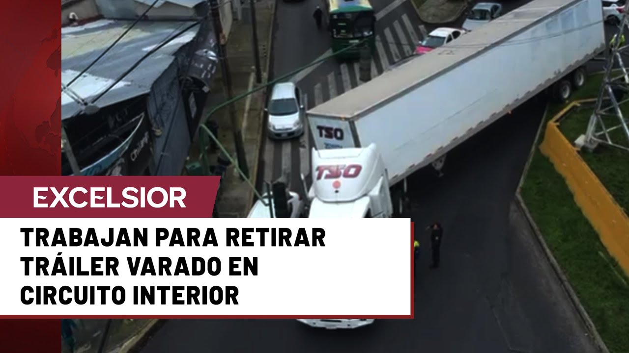 Por una mala maniobra, tráiler se atasca en Circuito Interior y desata ...