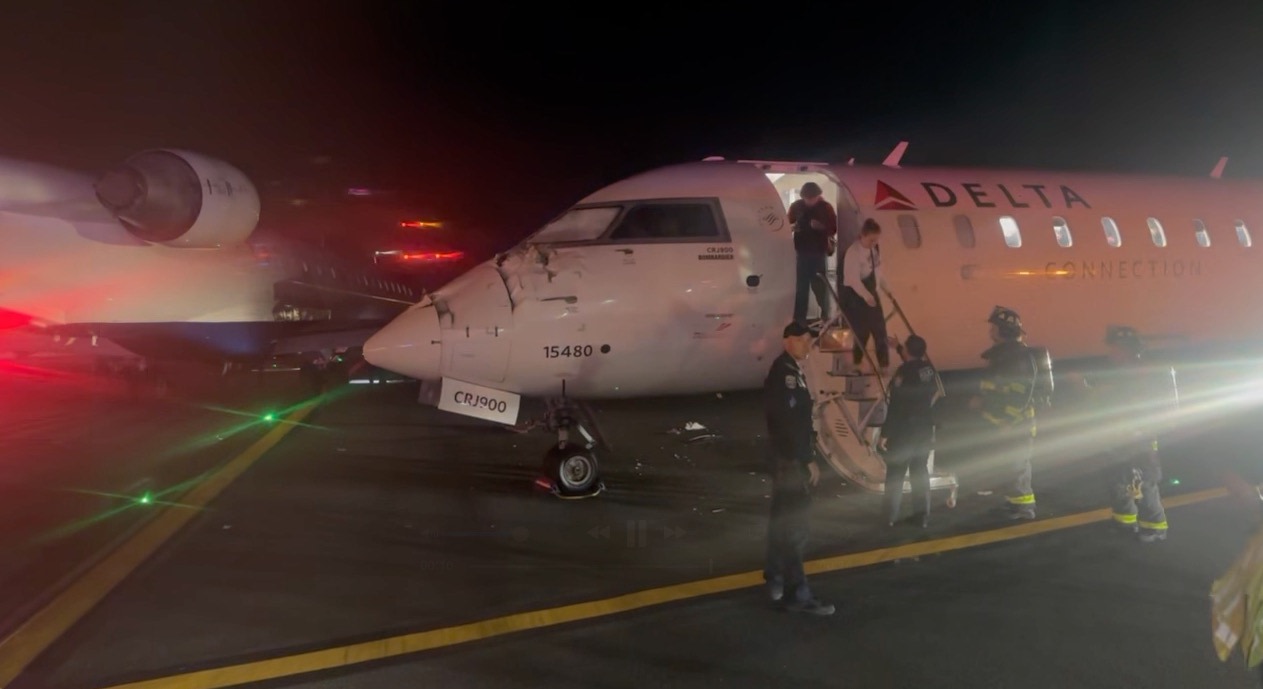 Delta Jets Collide While Taxiing at LaGuardia Airport