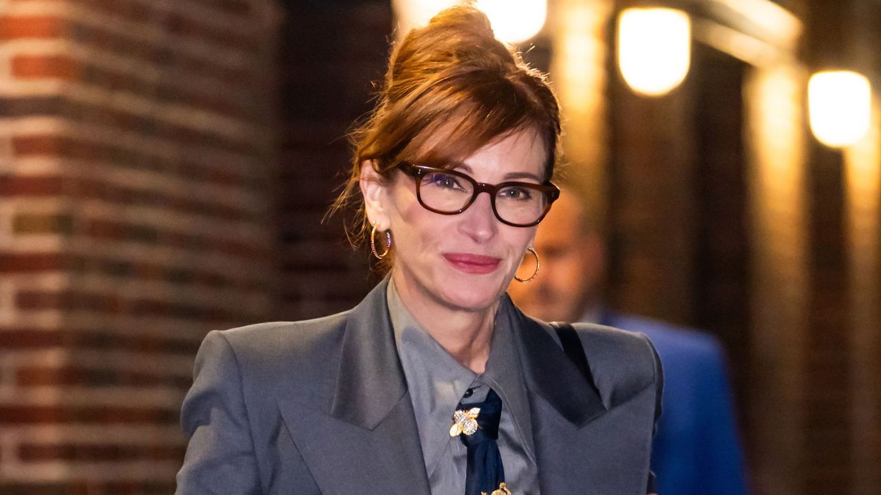 Julia Roberts recreates her iconic trouser suit and tie moment from ...