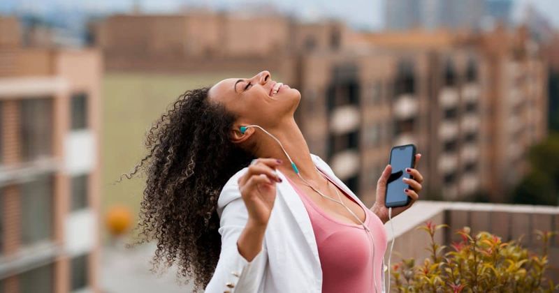 15 Things Happily Single People Know That Most Don't