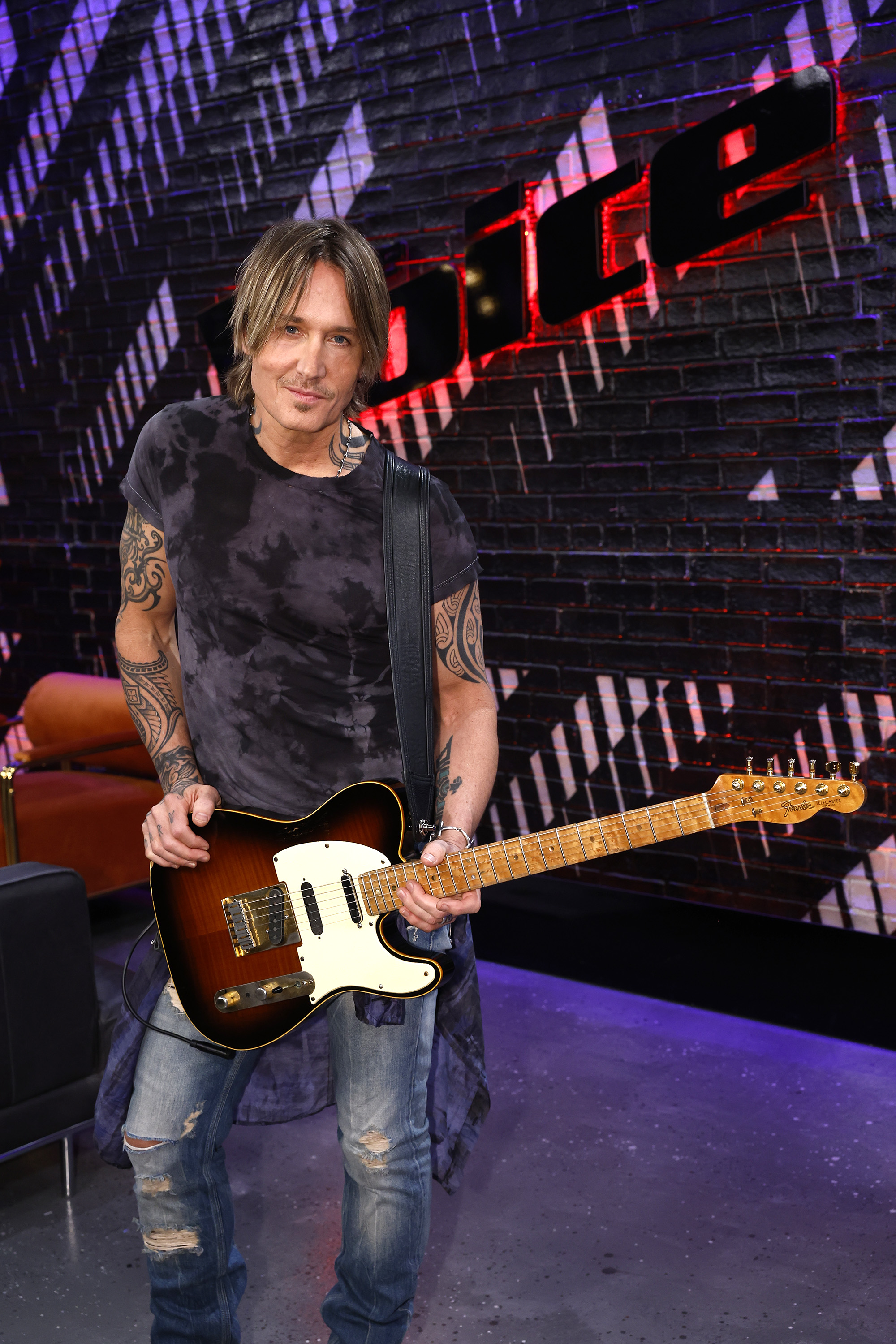 Keith Urban’s pals suspect singer is going through midlife crisis ...