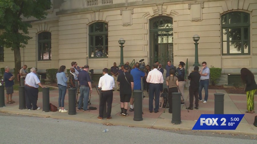 Workers rally with Democratic representatives as government shutdown ...