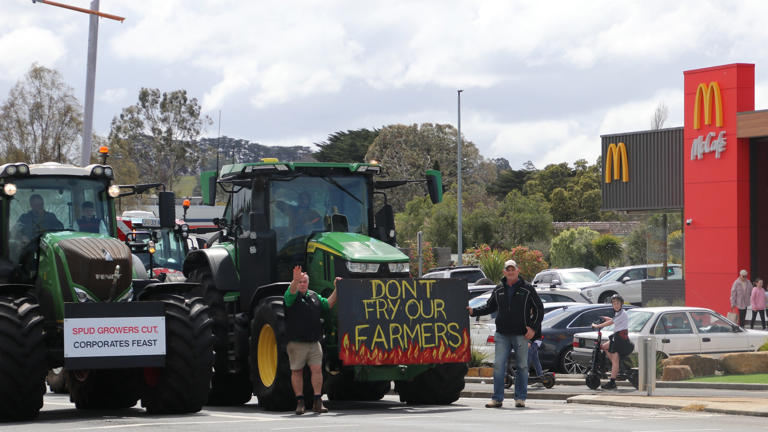 Tasmanian tractor convoy unable to break stalemate on potato farmer pay