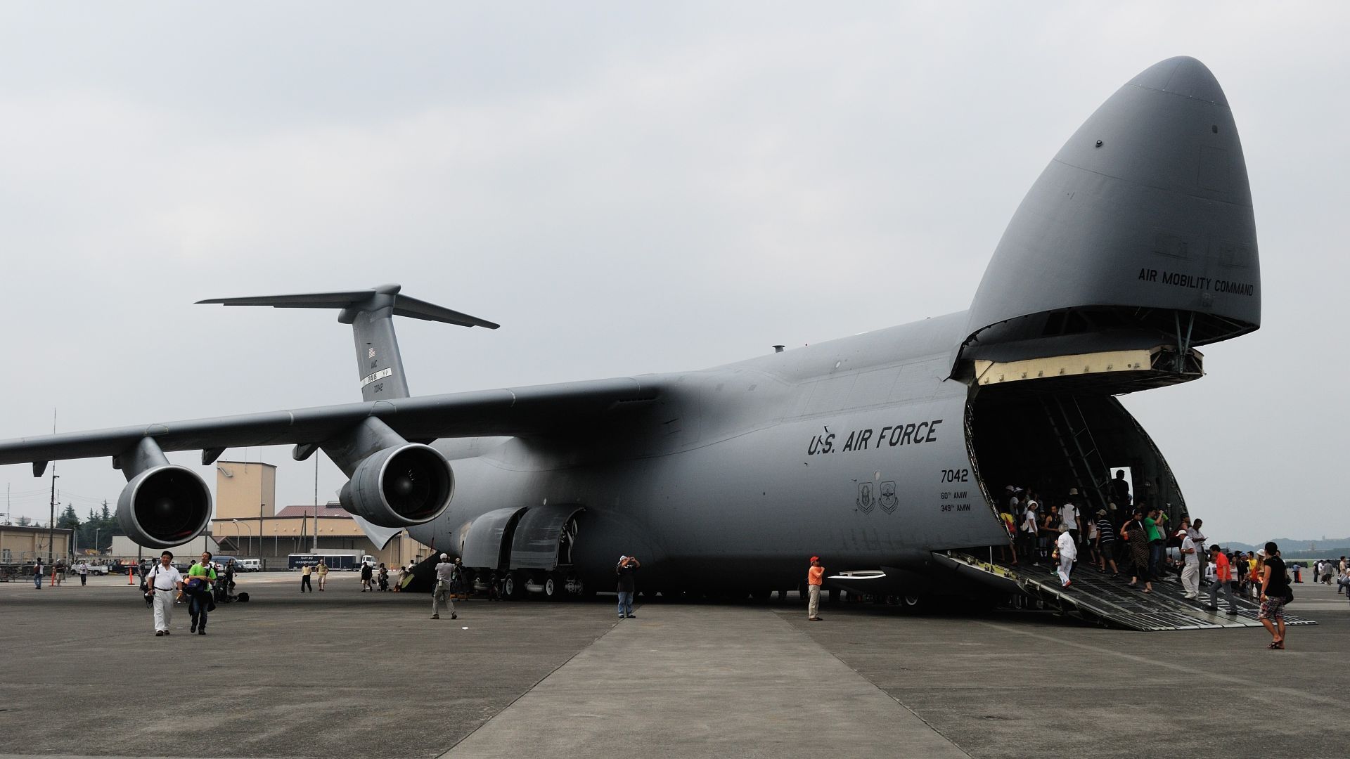 Is The Lockheed C-5M Super Galaxy Bigger Than The Boeing 747?
