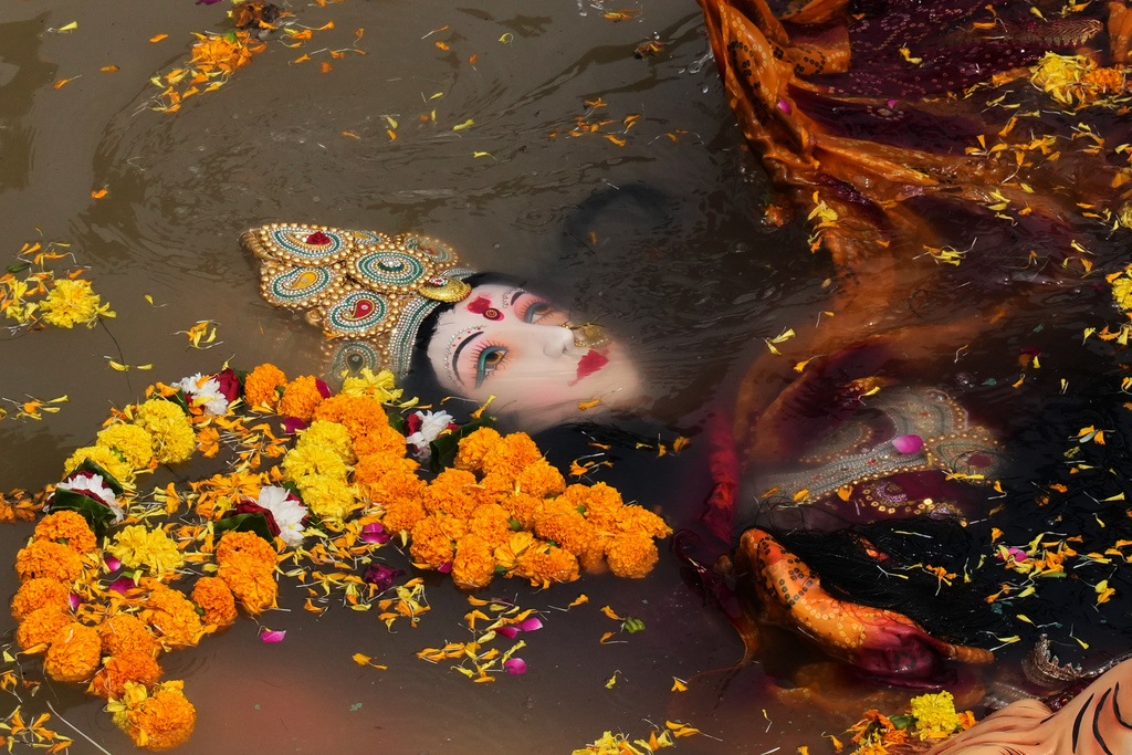 Hindu festival photos are about fire and water, good and evil — simple ...