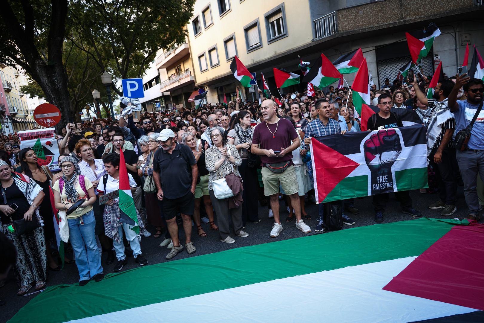 Cientos de personas protestan en Lisboa para pedir la liberación de la ...