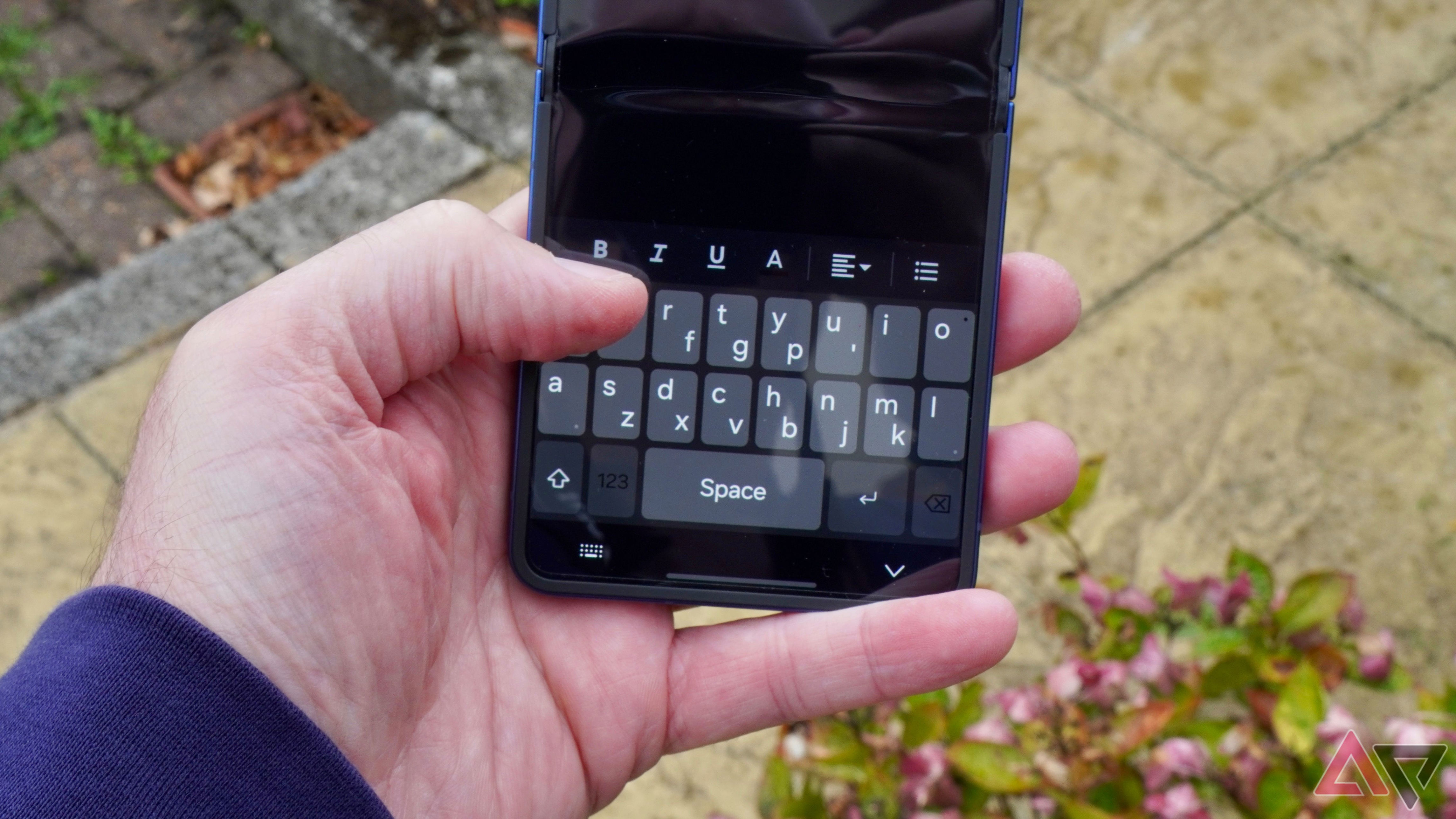 I tried a weird 16-key keyboard, and it made me rethink phone typing