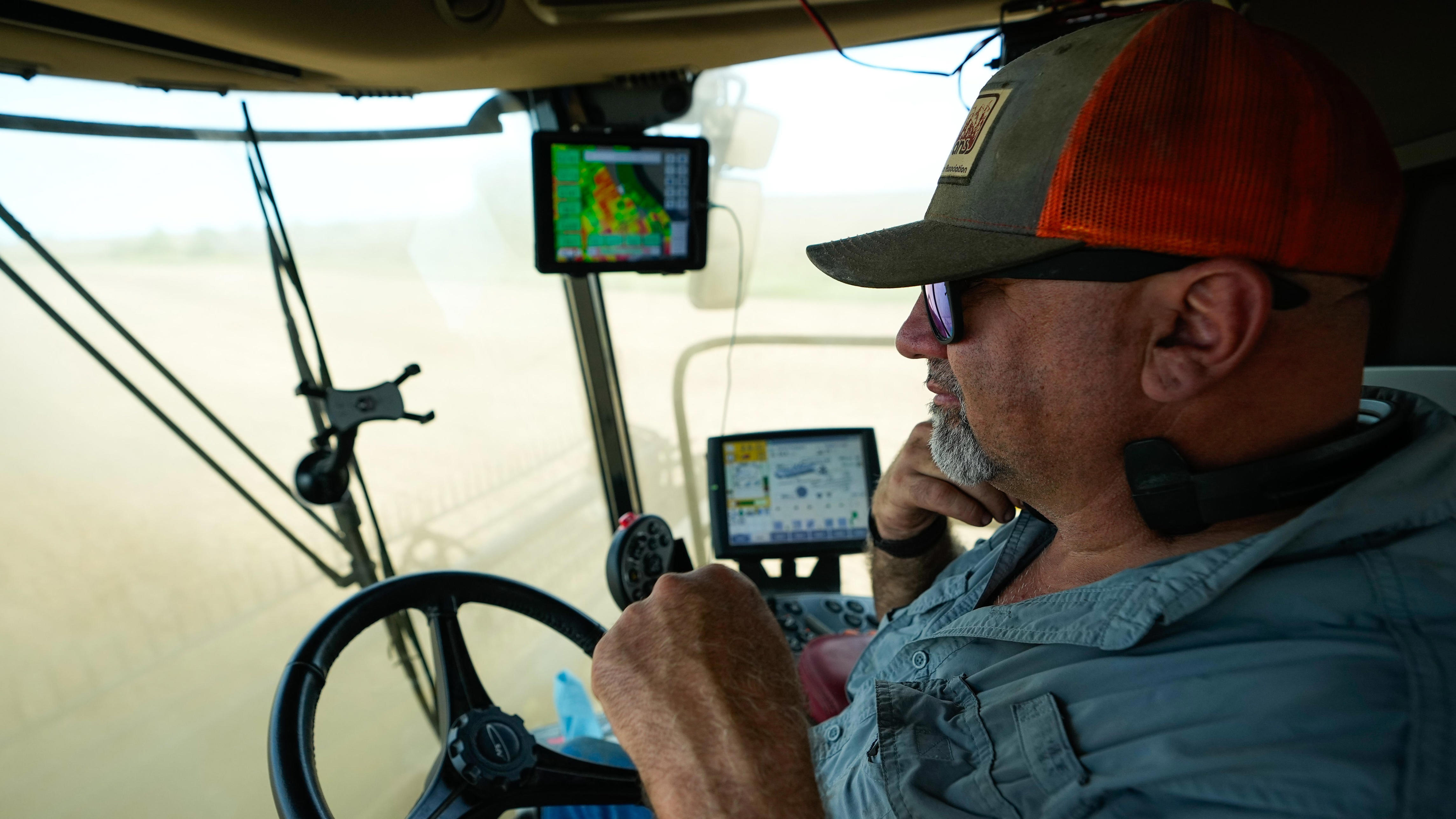 Soybean farmers hurting as effects of Trump tariffs felt across industry