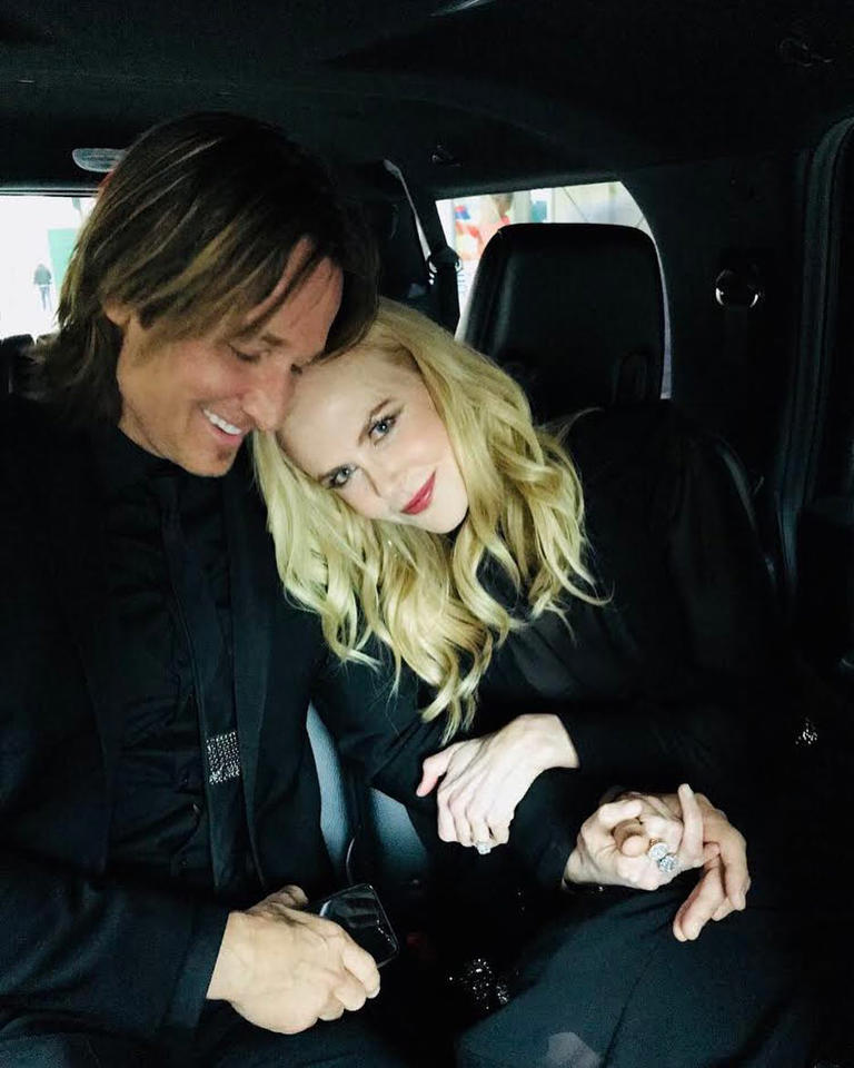 Keith Urban’s pals suspect singer is going through midlife crisis ...
