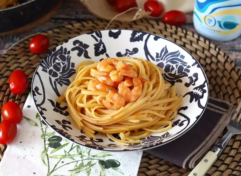 Pasta with cherry tomatoes and shrimps