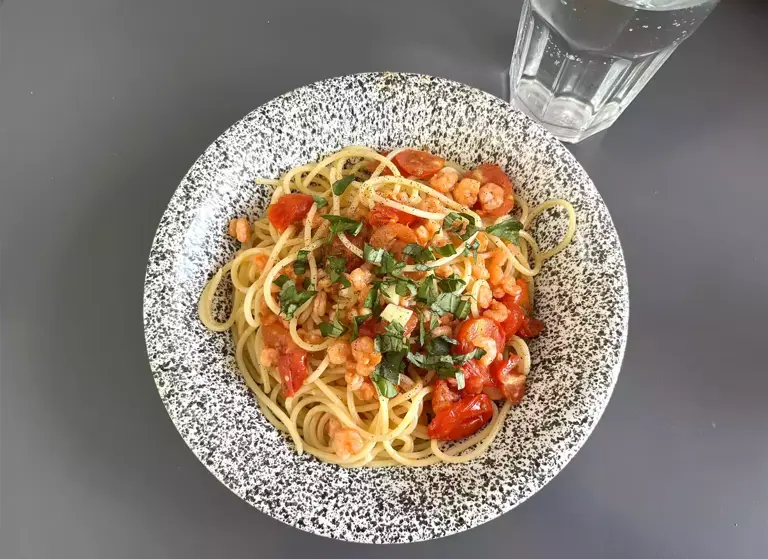 Pasta with cherry tomatoes and shrimps