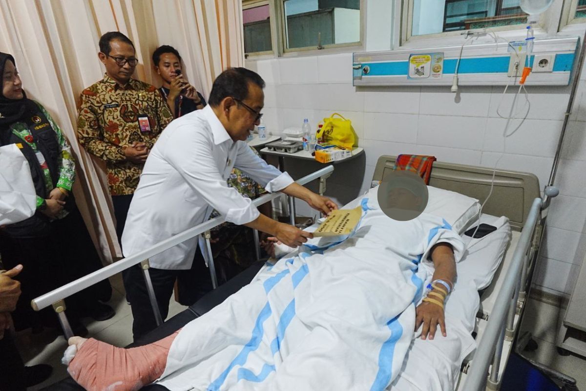 Menko PMK Pratikno Jenguk dan Berikan Bantuan 5 Korban Robohnya Musala ...