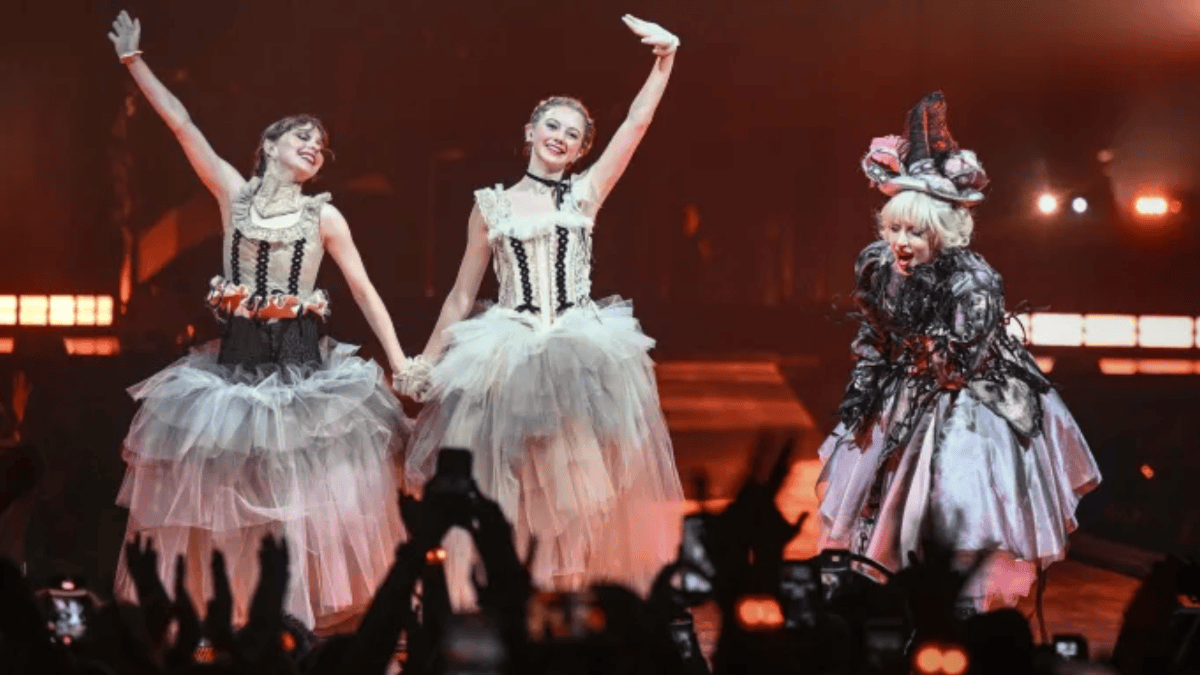Lady Gaga recrea baile de Merlina 2 con Agnes y Enid | VIDEO