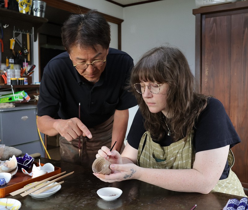 American apprentice trains in Japan's Shiga Pref. to master traditional 'kintsugi' craft