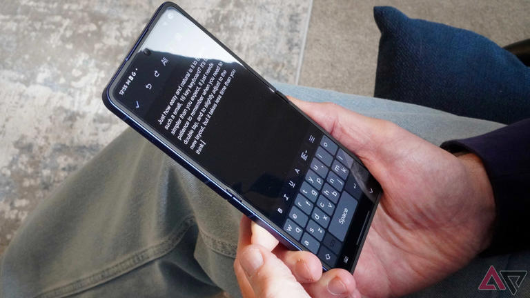 I tried a weird 16-key keyboard, and it made me rethink phone typing