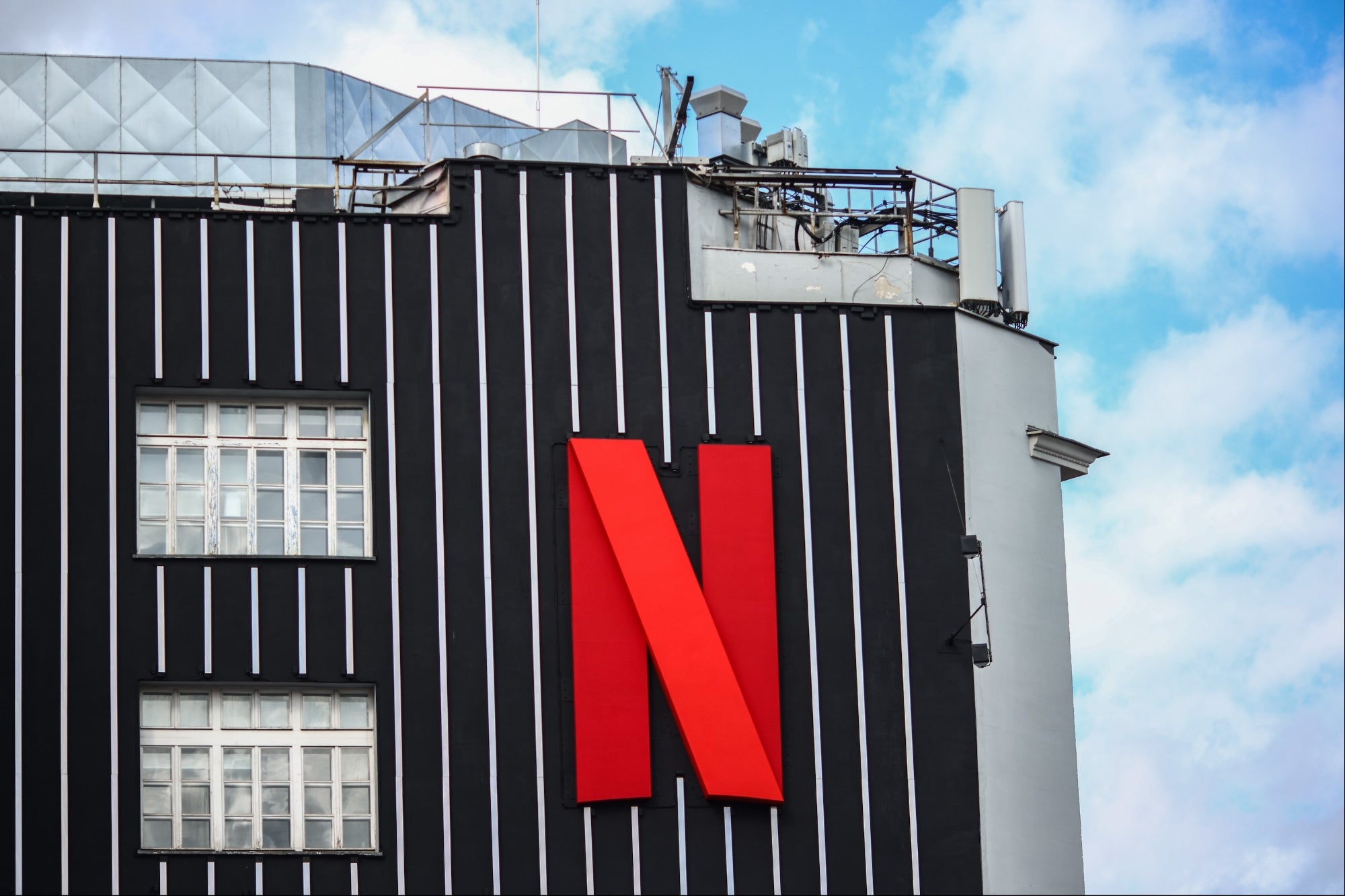 Netflix Just Posted a Fully Remote Job That Pays $700K. Here's What It ...