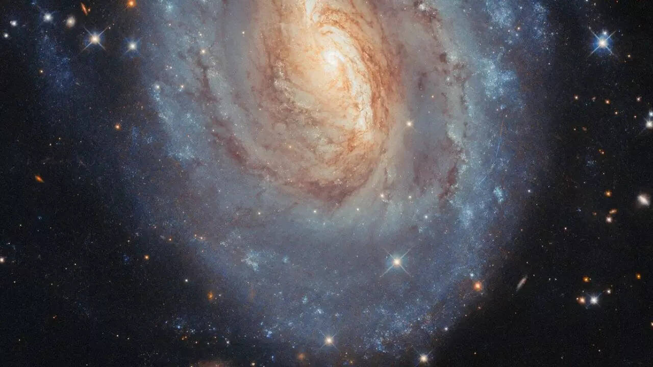 NGC 6000: Hubble Telescope captures stunning spiral galaxy in yellow ...