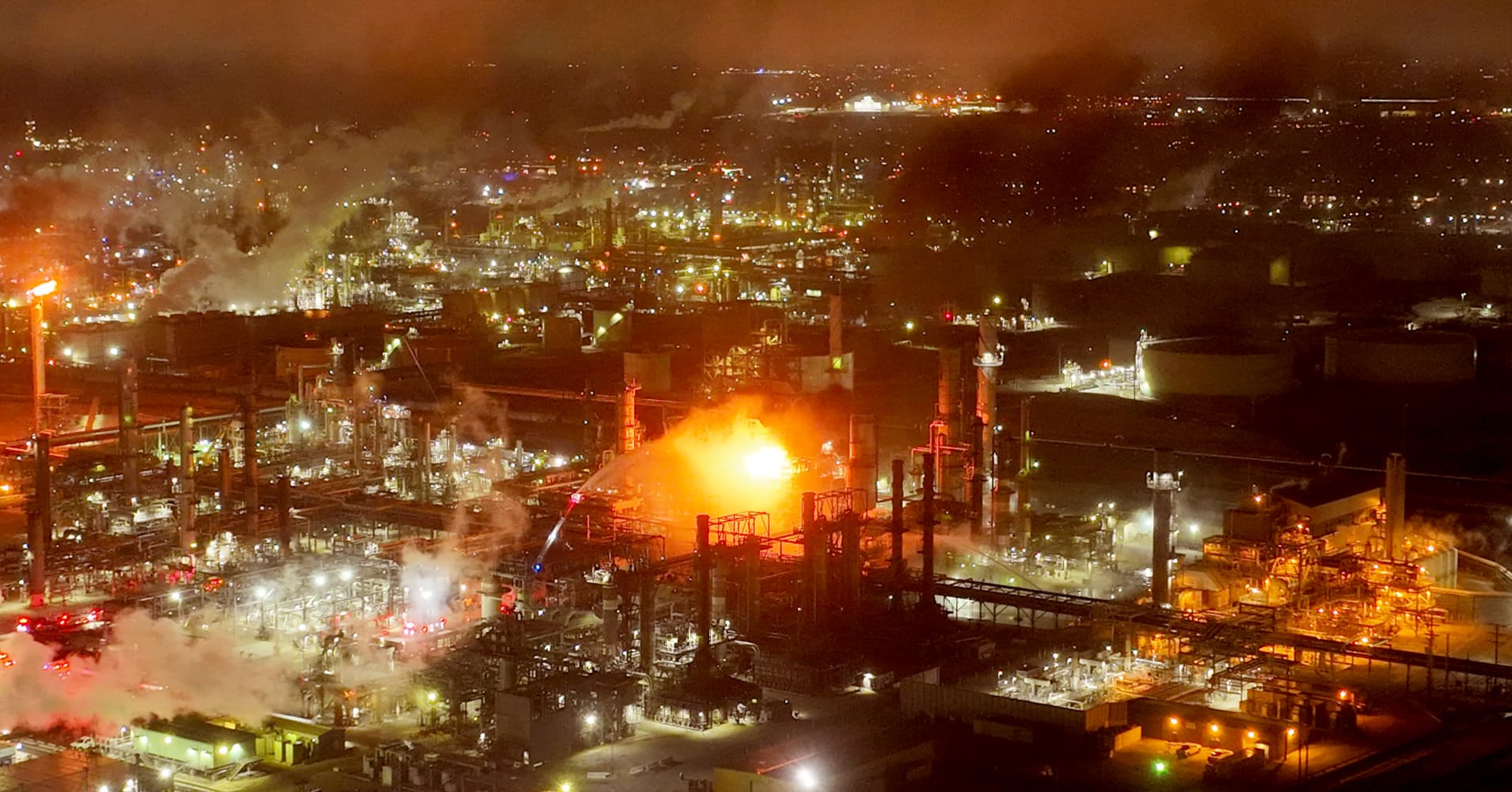 Massive fire breaks out at Chevron oil refinery in California