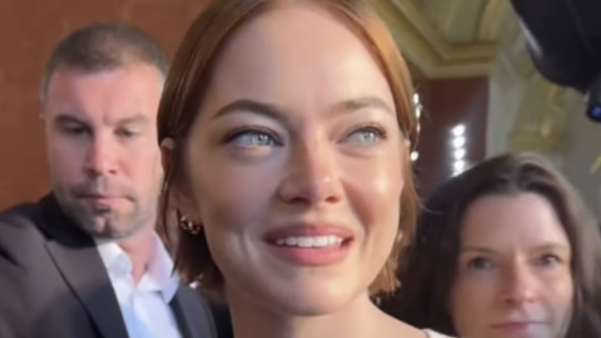 "Det er forfærdeligt, hun har et nyt ansigt": Emma Stone er "uigenkendelig" i Paris