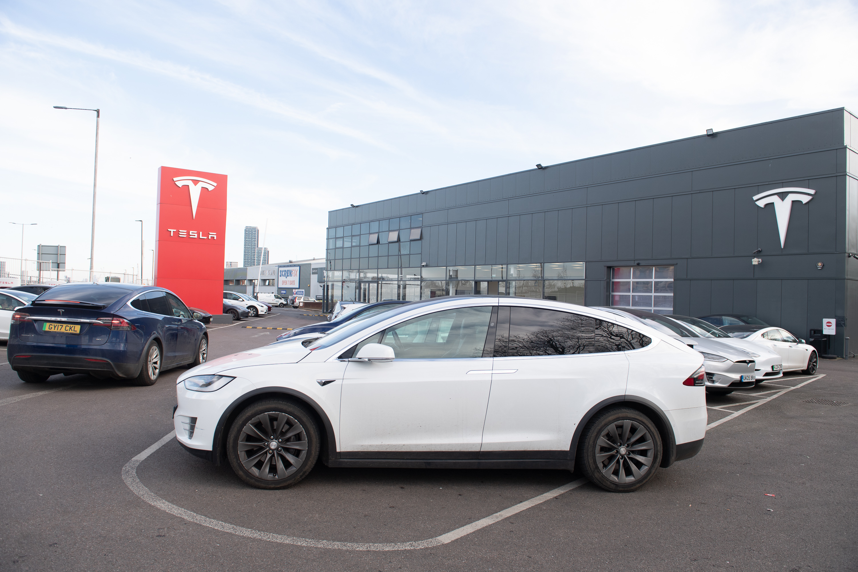 Tesla’s troon is gevallen: Elon Musk kijkt toe terwijl dit merk 400.000 ...