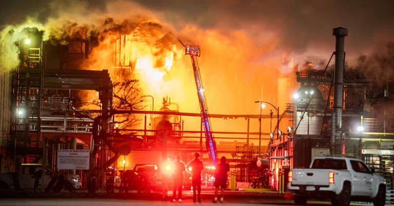 Massive fire breaks out at Chevron oil refinery in California