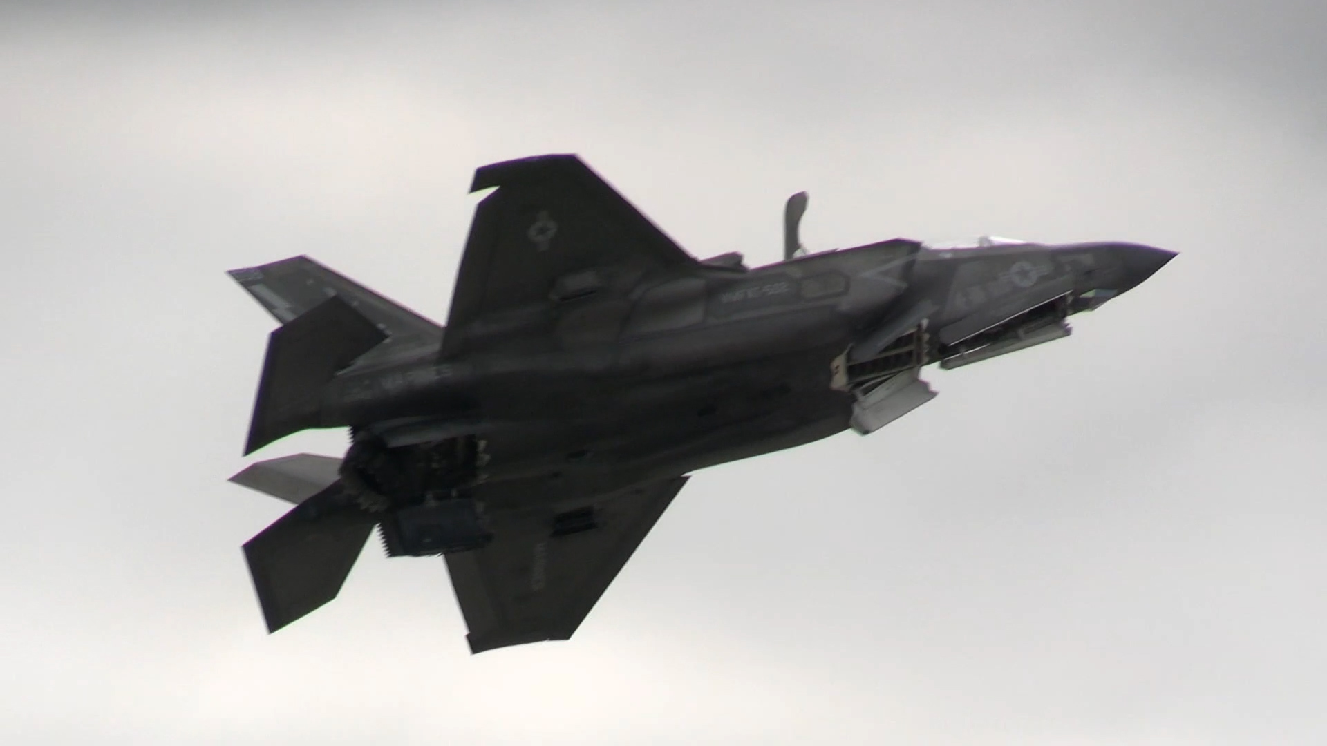 US Soldiers Show Off in F-35B Fighter Jet
