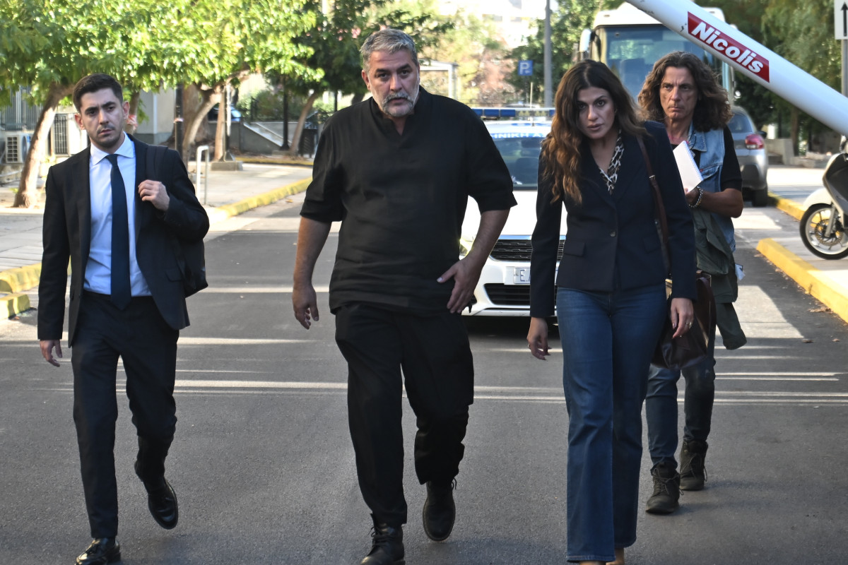 Βασίλης Μπισμπίκης: Πέρασε από τη γειτονιά για τις συγγνώμες του με ...