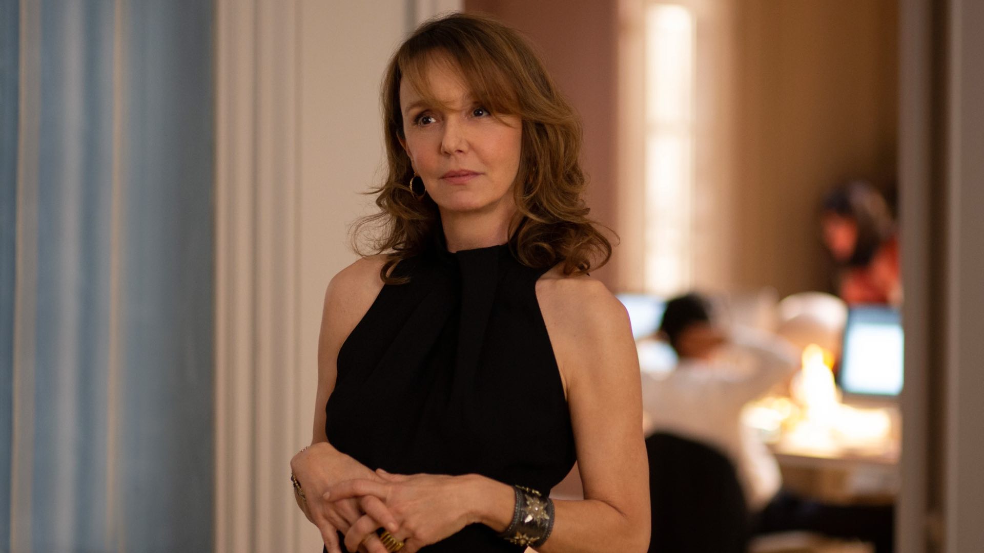 Mit 62 Jahren räumt Sylvie aus „Emily in Paris“ mit Klischees auf und ...