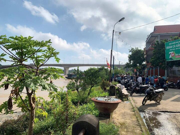 Lật tàu trên sông Lô, 2 người mất tích