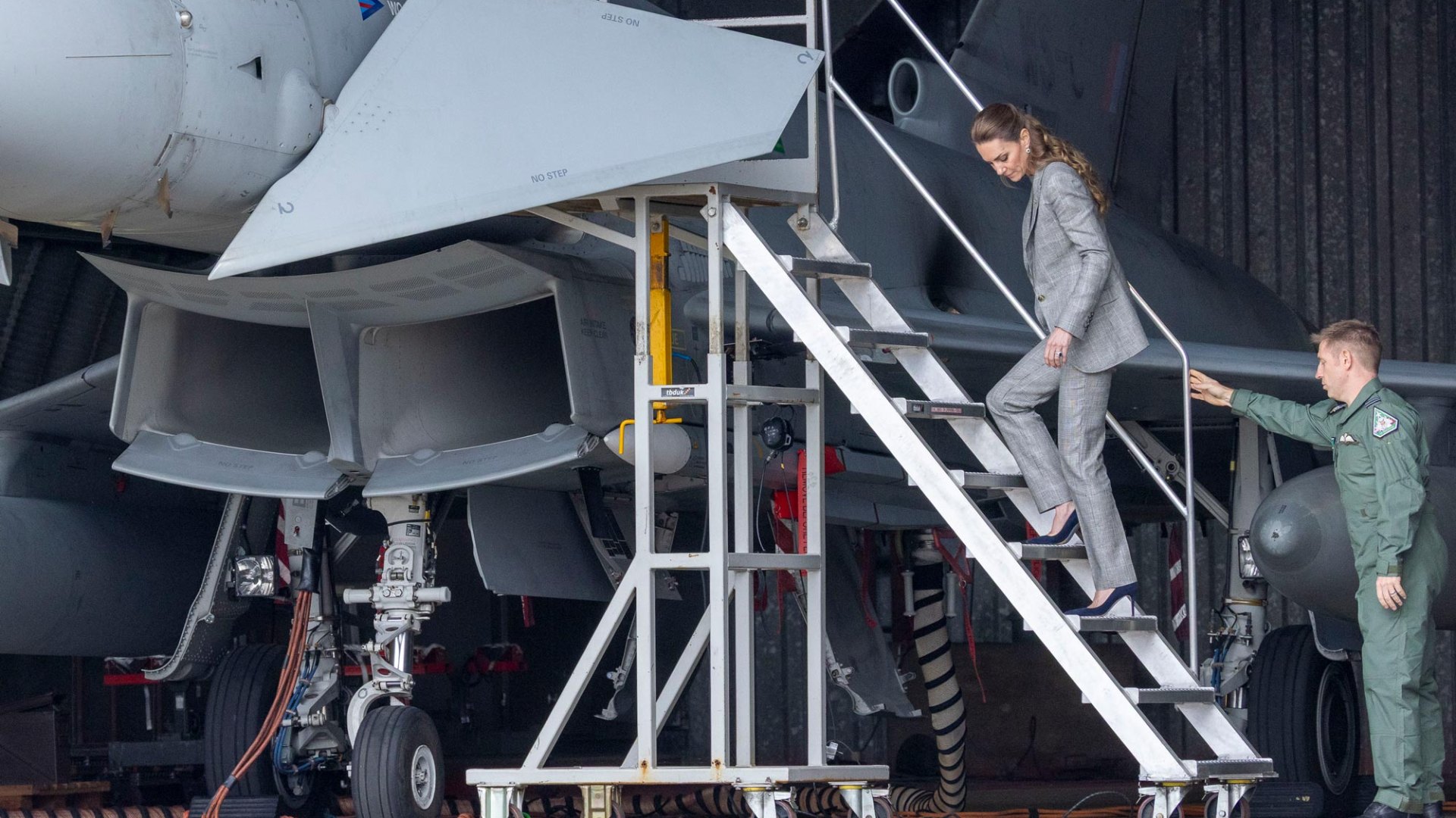 Kate Middleton Walks Backwards in Stilettos While Getting Off a Fighter Jet