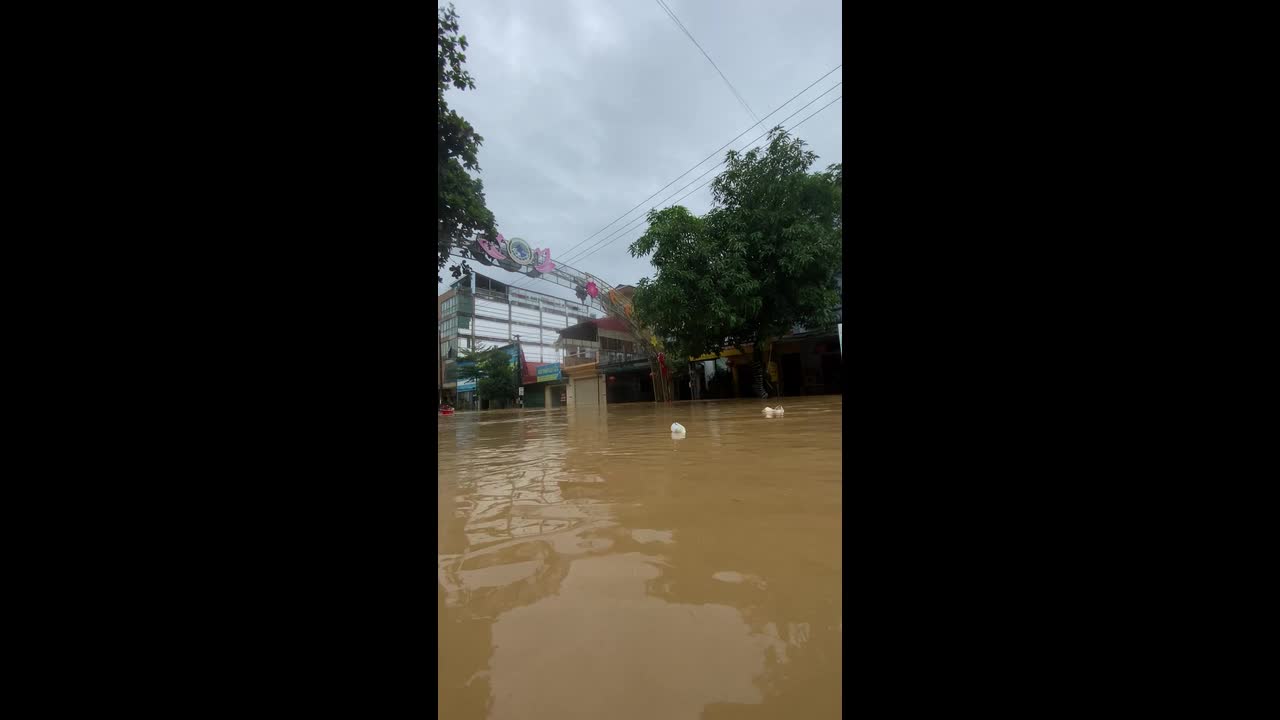 Kiwi traveller wades through chest-deep floodwater as Typhoon Bualoi ...