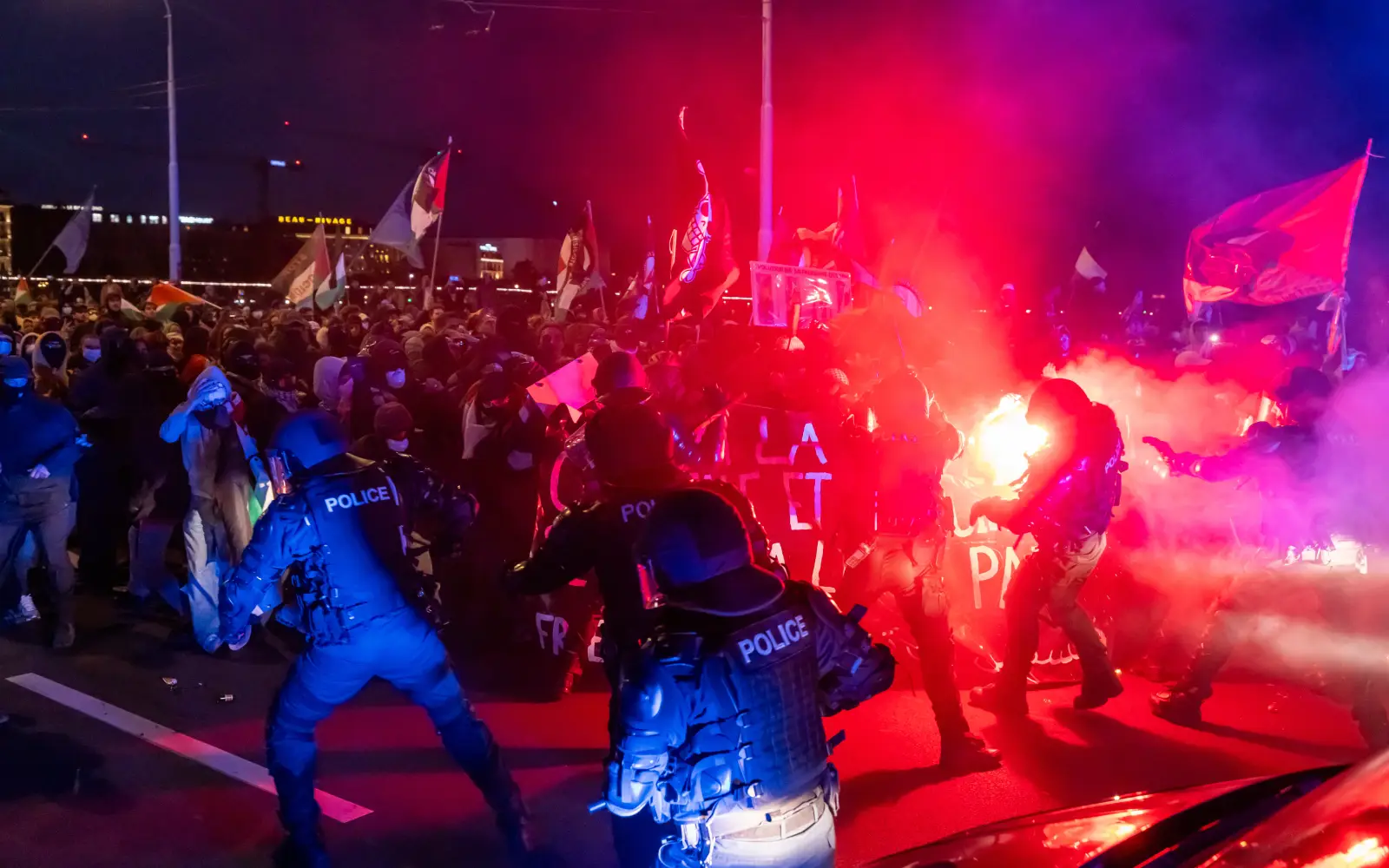 5 police officers injured in clashes at Gaza protest in Geneva