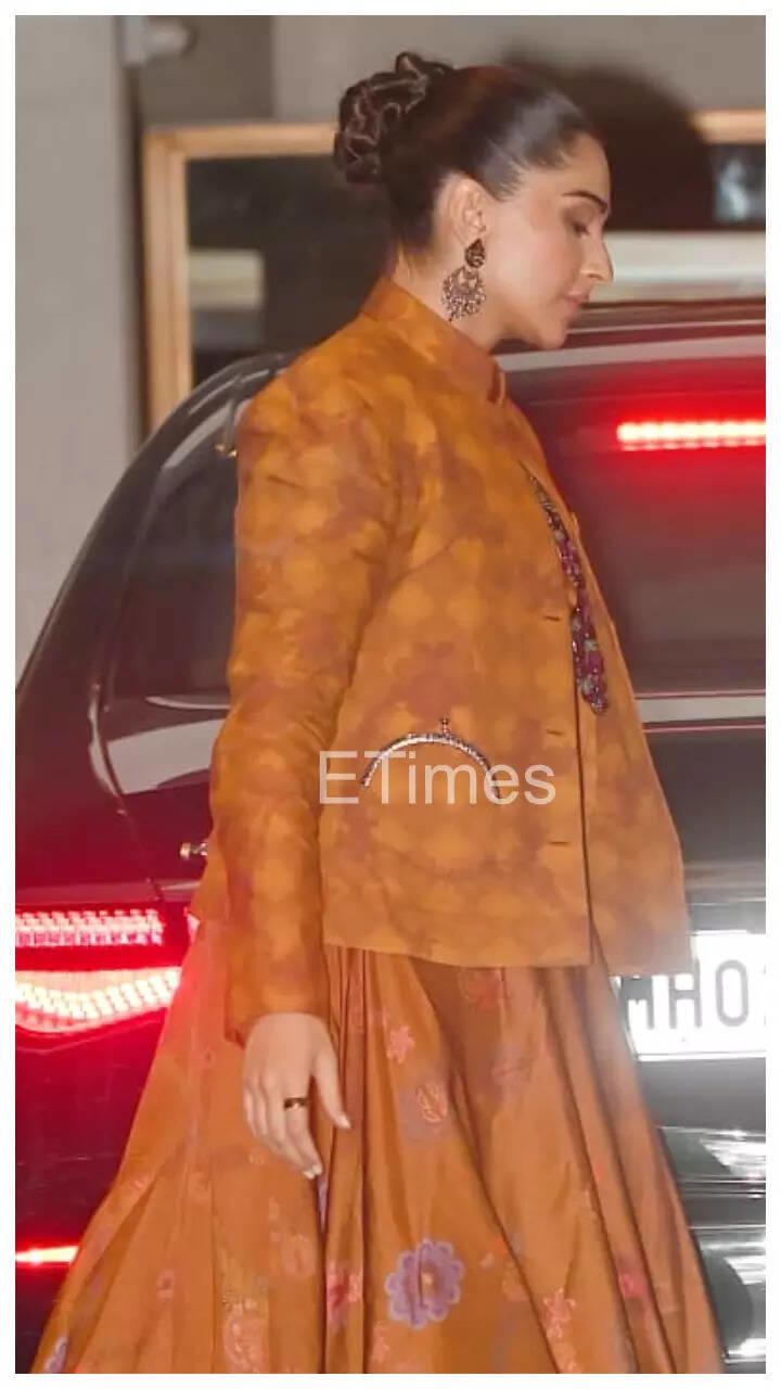 Sonam Kapoor avoids paparazzi as she arrives at Anshula Kapoor's ...