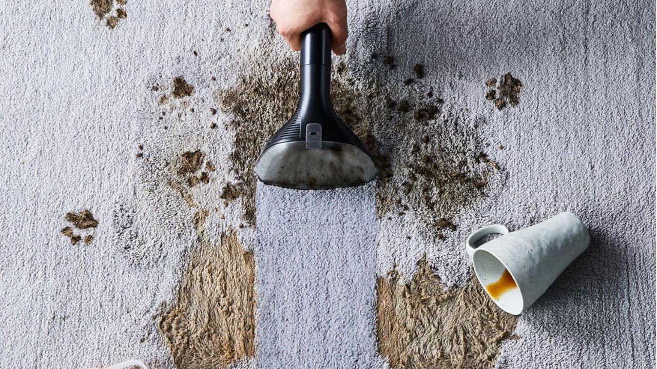 Este aspirador de estofos estava a 163€, agora custa 91€. E remove ...