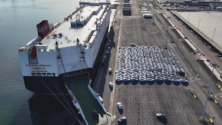 Un millón de coches exportados al año, BYD completa su armada de buques ...