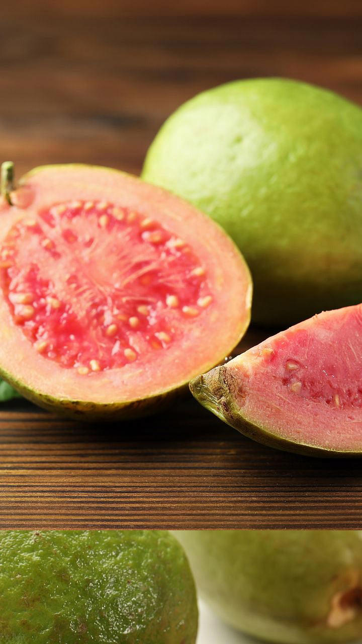 White Guava vs Red Guava | पांढरा की लाल पेरू: कोणता आहे अधिक आरोग्यदायी?