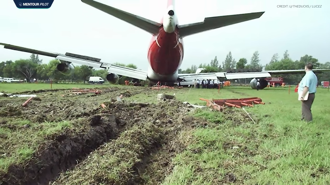 Horrifying Moment a Passenger Plane Missed the Runway Completely