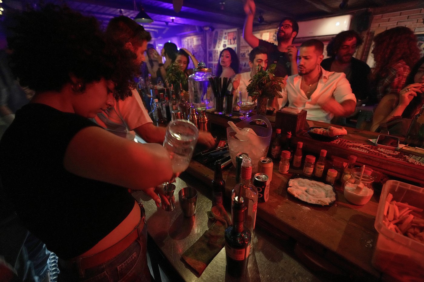 Photos show Syrians enjoying a night out in Damascus despite some ...