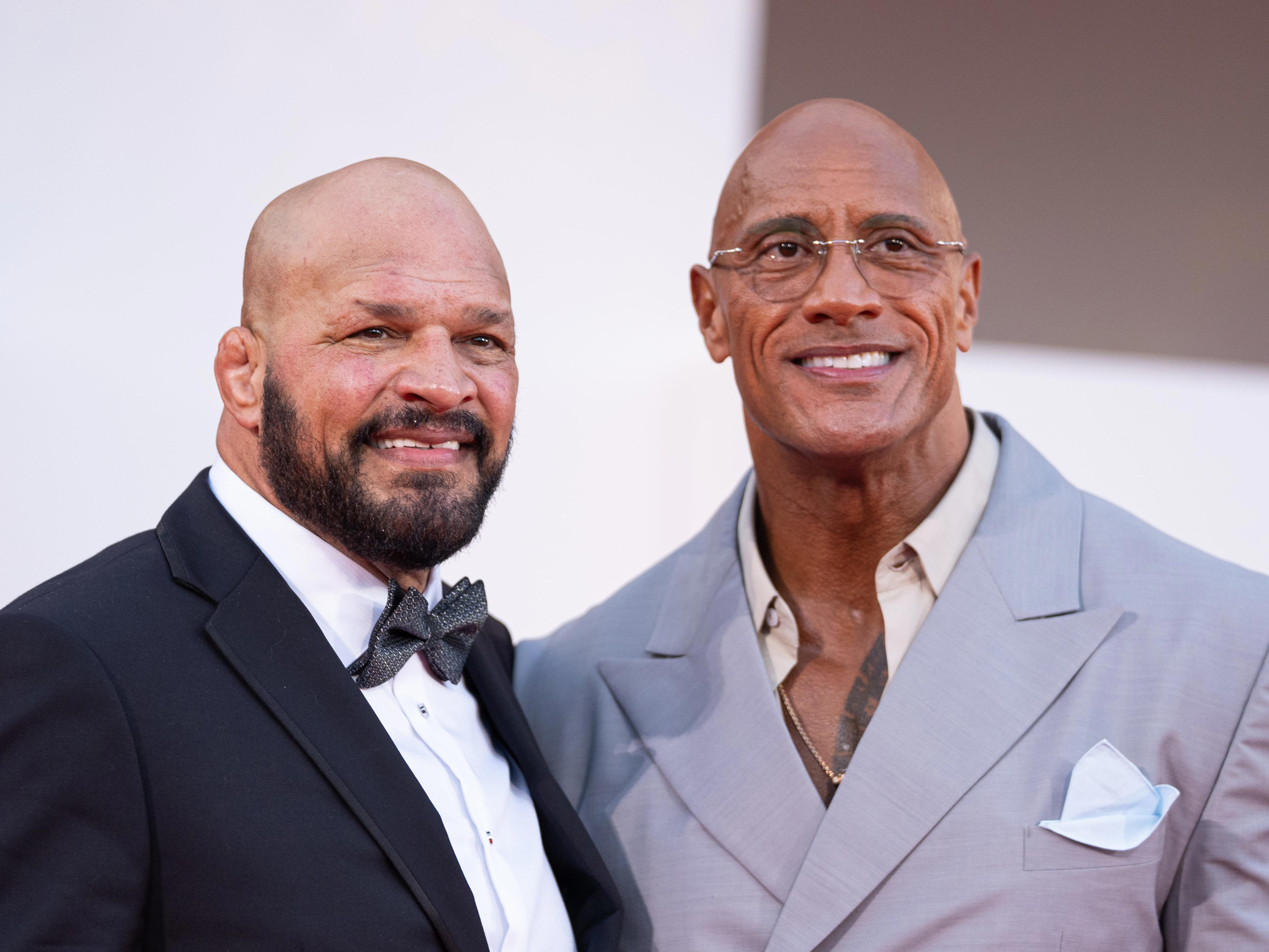 Dwayne Johnson plays an MMA fighting legend in 'The Smashing Machine ...