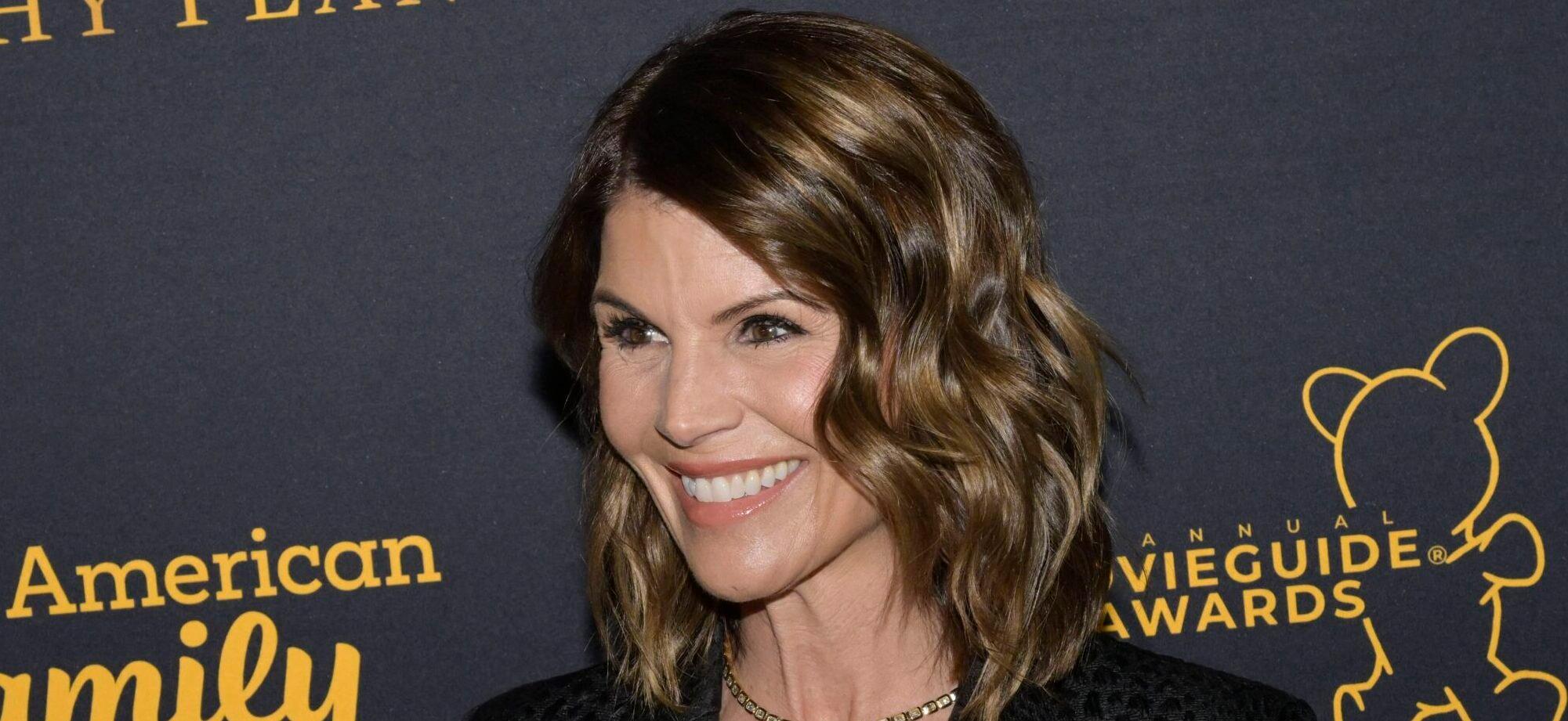 Lori Loughlin & Mossimo Giannulli's Daughters 'Aren't Taking Sides ...