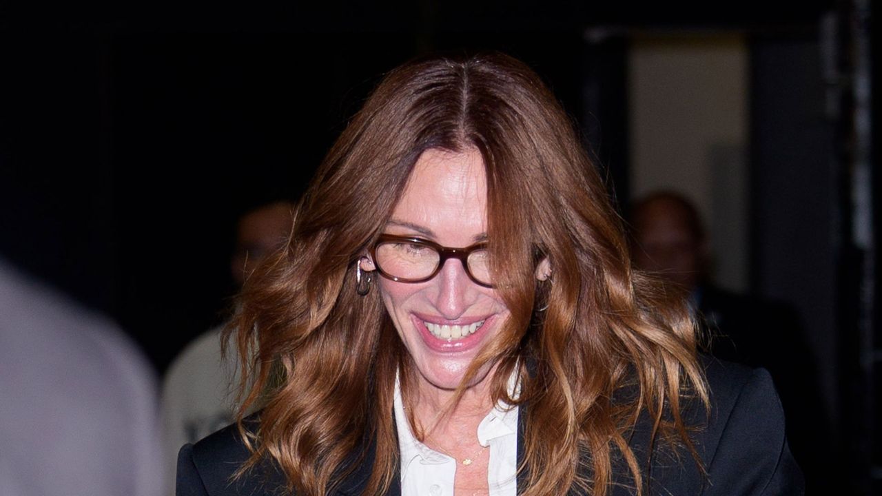 Julia Roberts keeps things classic with a jeans and blazer pairing as ...