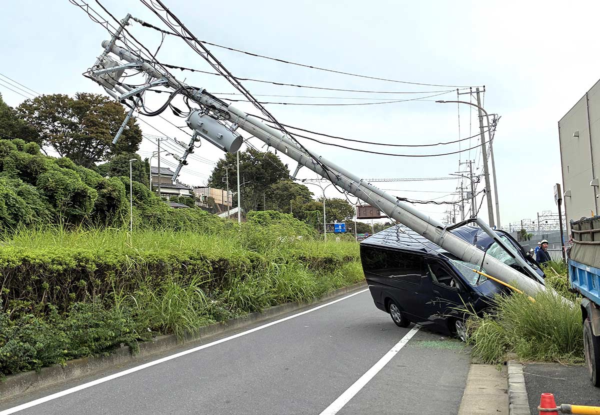 「電柱が折れた」横浜で乗用車が電柱に衝突、居眠り運転か 近隣の900軒停電も