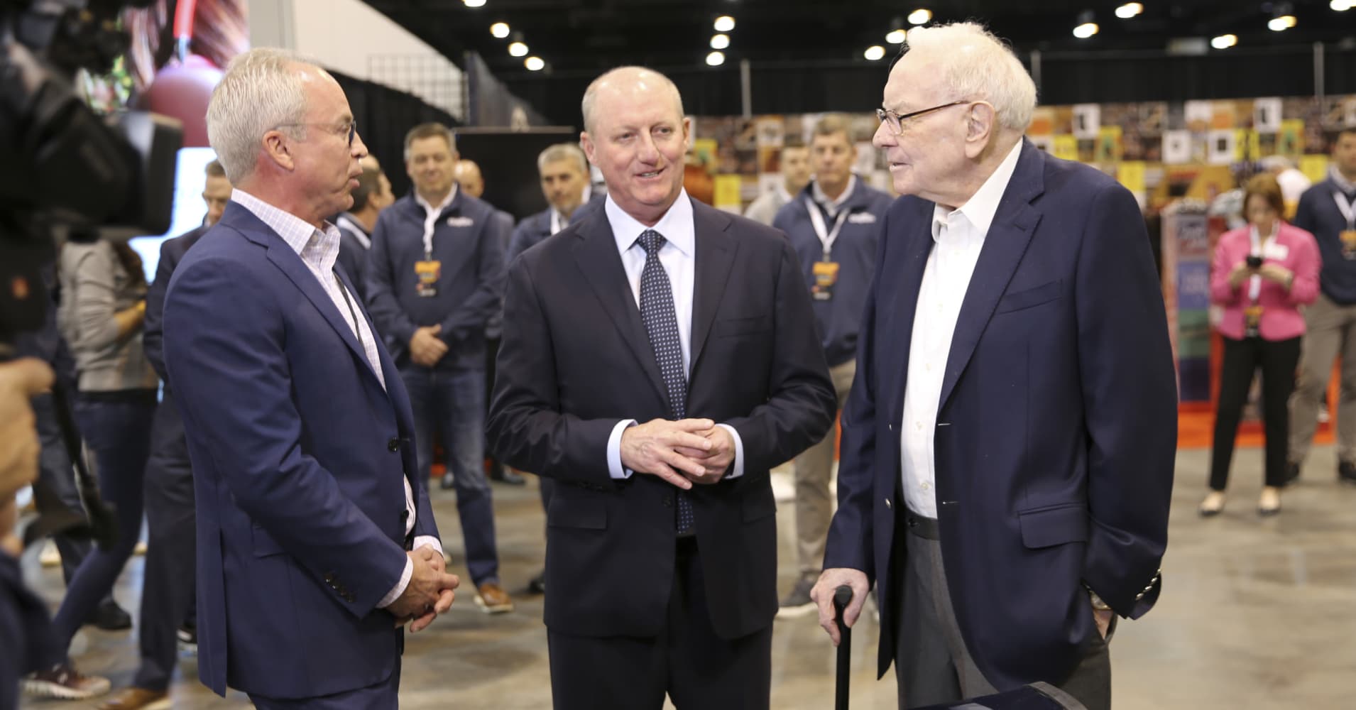 Berkshire Hathaway votes to separate chairman and CEO roles, paving way ...