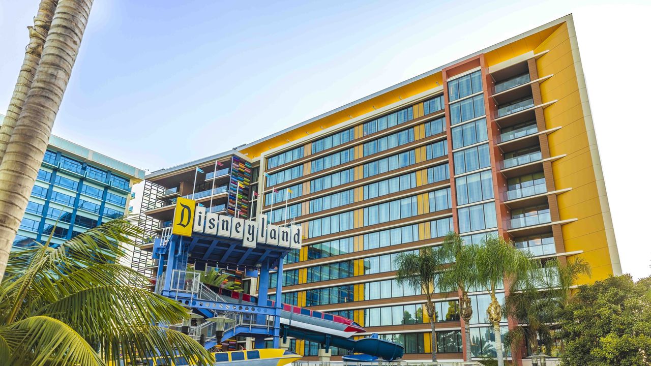 The Story Behind The Disneyland Hotel And Why It Wasn't Owned By Disney ...