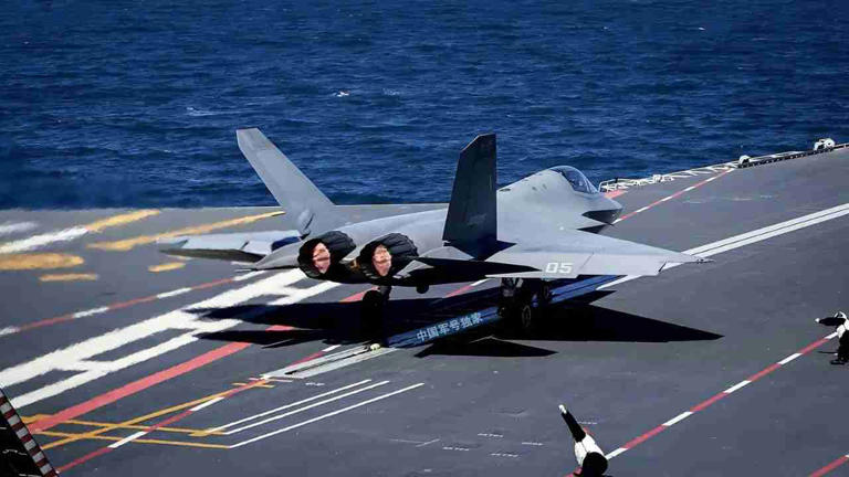 Video: Kina tester stealth-jageren J-35 på hangarskibet Fujian og øger ...