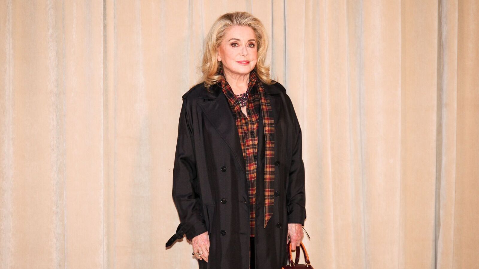 Catherine Deneuve (81 ans) mise sur la tendance chaussure parfaite pour ...